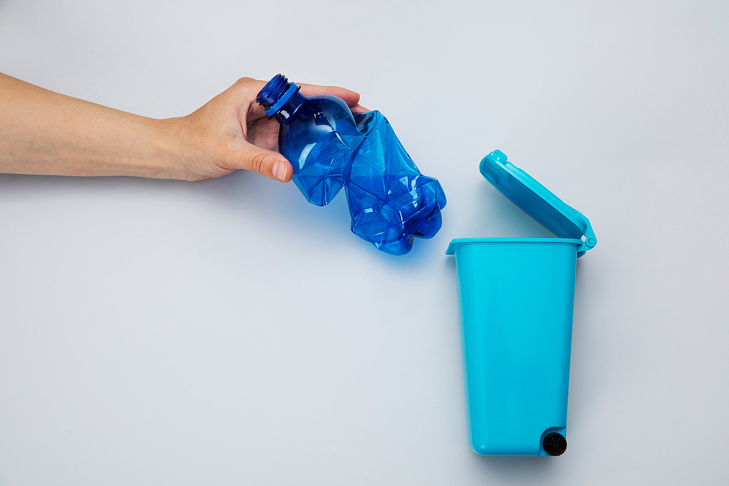Hidden Risks of Bottled Water & Plastic Bottles & Its Alternative